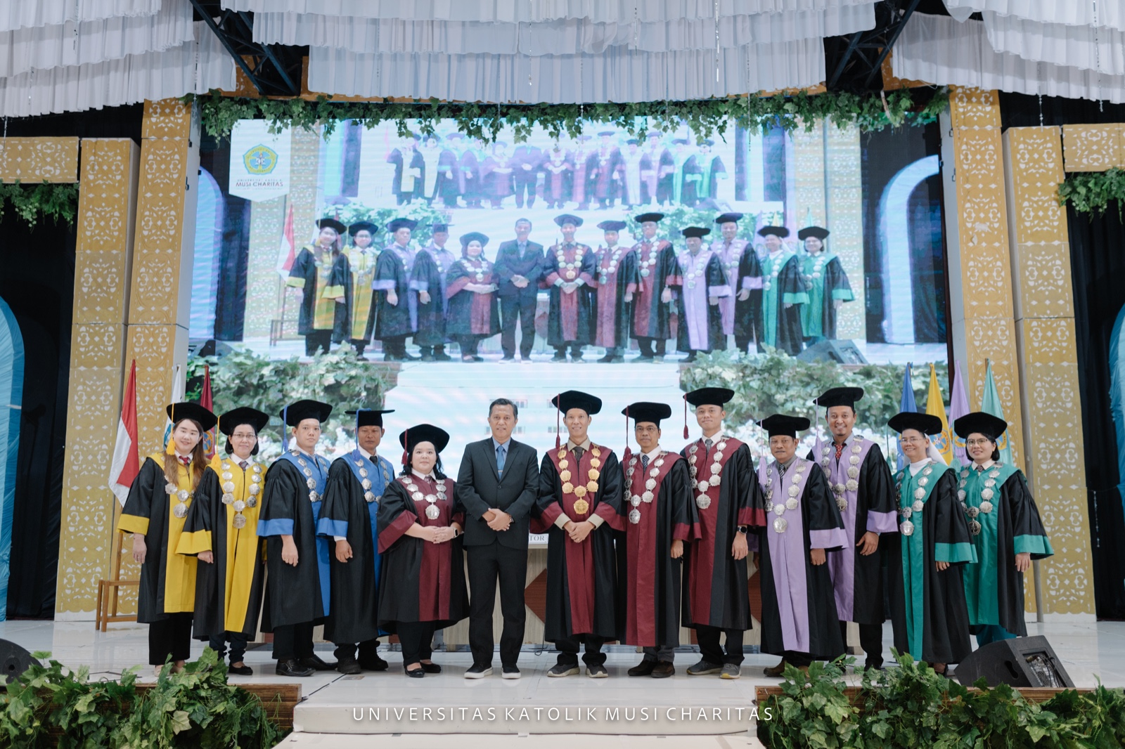 UKMC Gelar Wisuda XXI, Kukuhkan 244 Lulusan Siap Berkarya dan Mengabdi ...